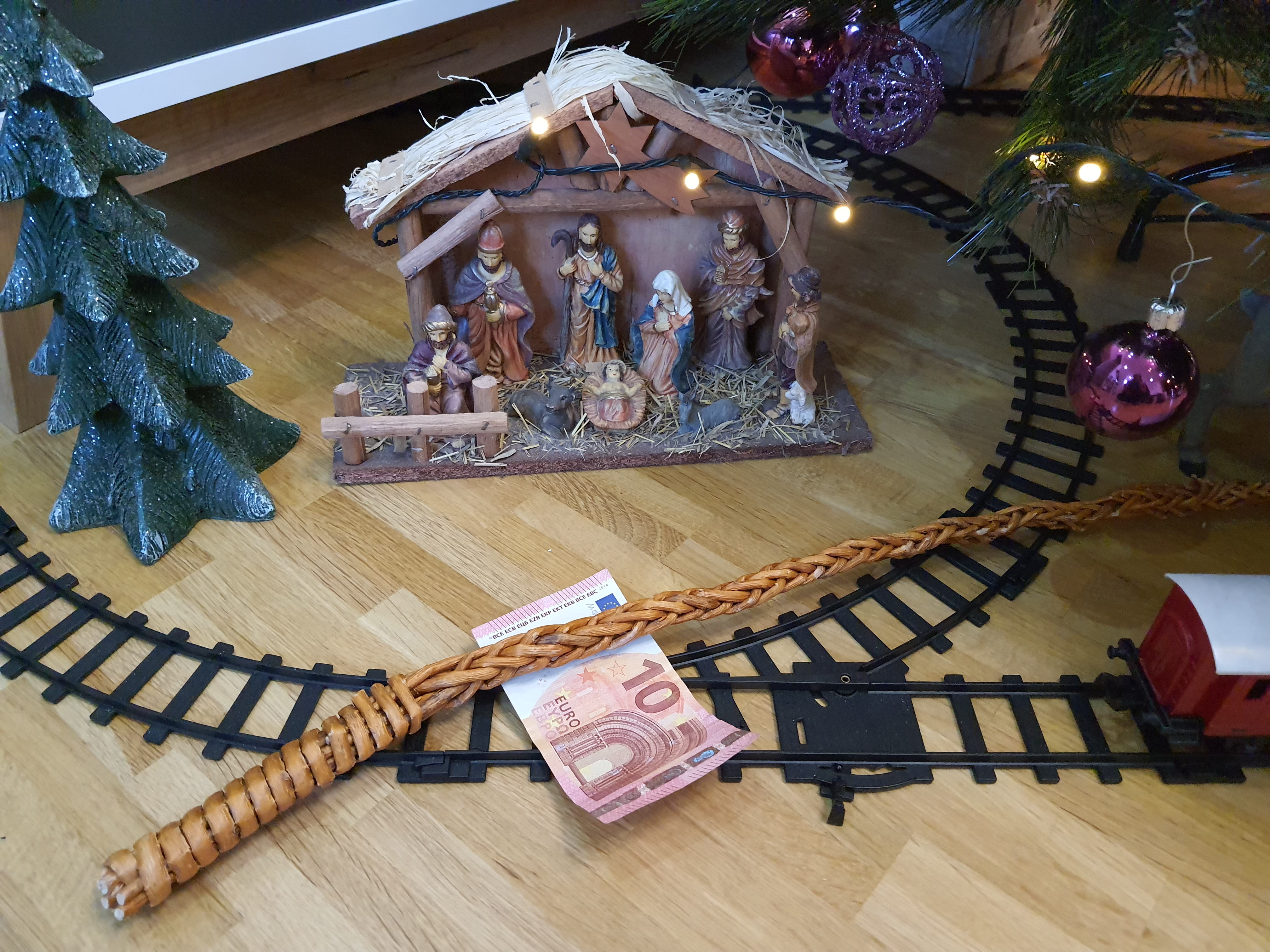 Danes je edini dan v letu, ko so lahko otroci tepli odrasle