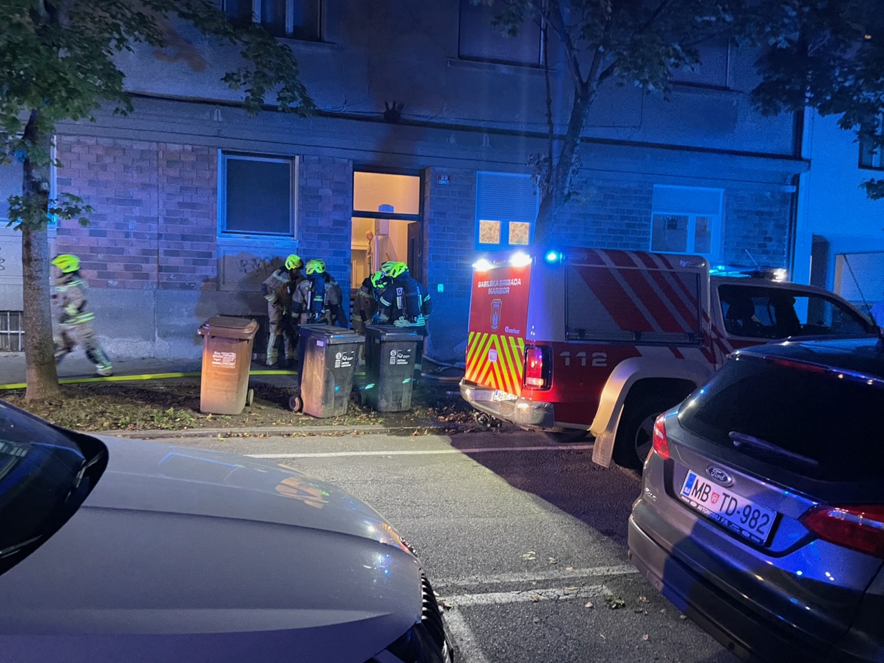 FOTO: Požar v centru Maribora pogašen, ena oseba poškodovana